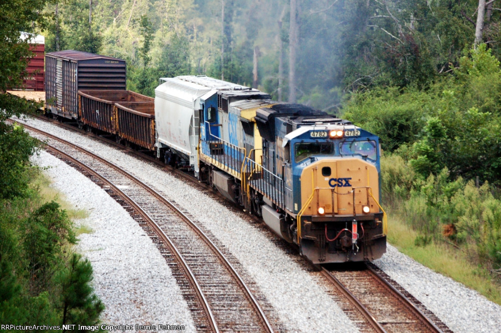 CSX SD70MAC #4782 and C40-8 #7550, trailing heavy exhaust, lead Q551-01